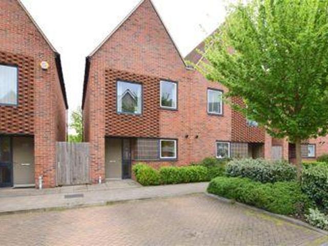 2 Bedrooms Semi detached house for sale in Pilots View, Chatham, Kent ME4