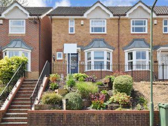 2 Bedrooms Semi detached house for sale in Pine Place, Maidstone, Kent ME15