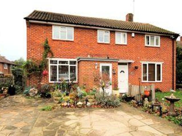 2 Bedrooms Semi detached house for sale in Woking, Surrey GU21