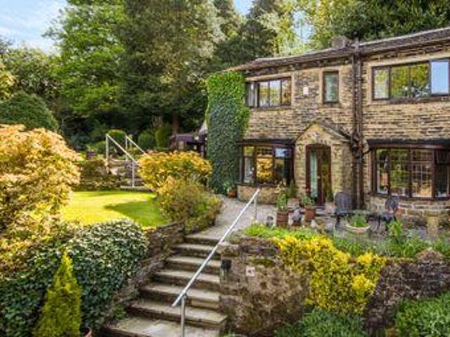 2 Bedrooms Semi detached house for sale in Wood View, Denholme, Bradford BD13
