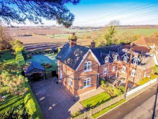 2 Bedrooms Semi detached house for sale in Tawney Lane, Stapleford Tawney, Essex RM4