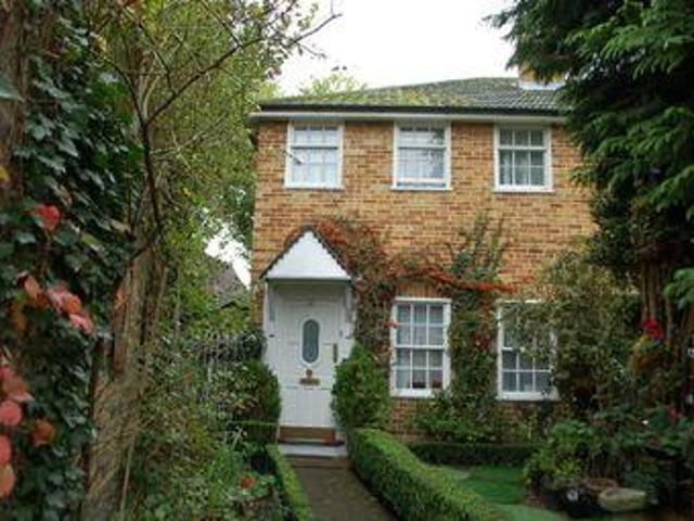 2 Bedrooms Semi detached house for sale in Thames Street, Hampton TW12