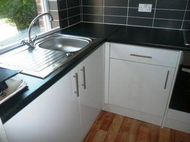 2 Bedrooms Terraced house for rent in Aviary Row, Armley, Leeds LS12