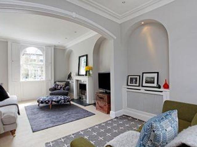 2 Bedrooms Terraced house for rent in Adelaide Square, Windsor SL4