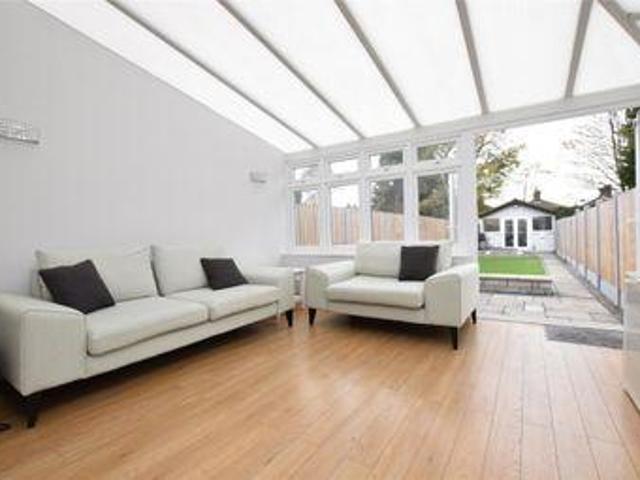 2 Bedrooms Terraced house for rent in Albert Road, Romford RM1