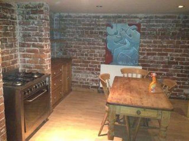 2 Bedrooms Terraced house for rent in Beechwood Terrace, Leeds, West Yorkshire LS4