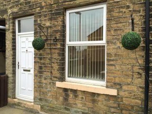 2 Bedrooms Terraced house for rent in Haycliffe Road, Bradford BD5