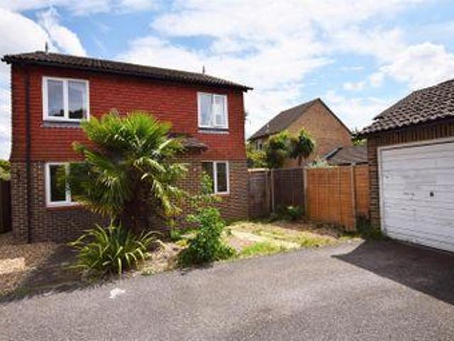 2 Bedrooms Terraced house for rent in Houghton Close, Hampton TW12