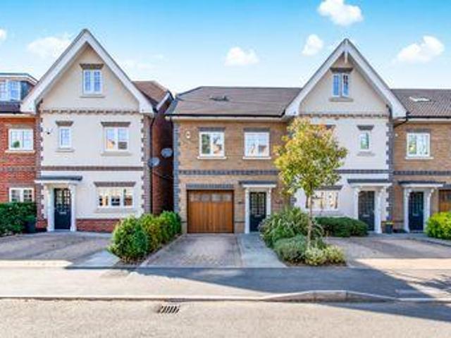 2 Bedrooms Terraced house for rent in Leacroft, Staines TW18
