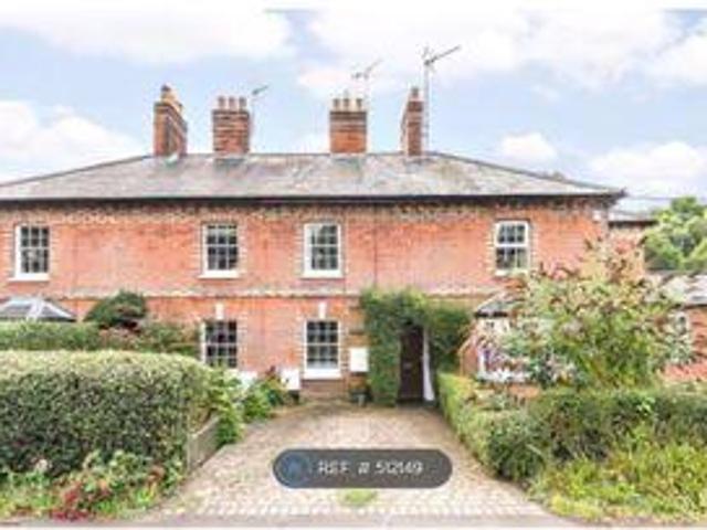 2 Bedrooms Terraced house for rent in London Road, Hook RG27