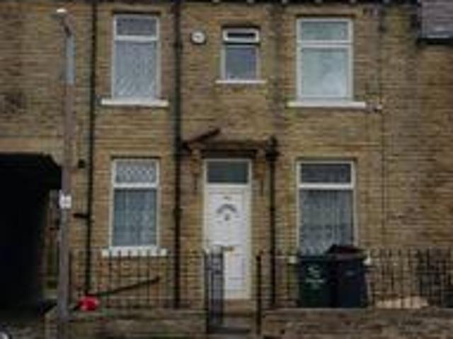 2 Bedrooms Terraced house for rent in St.Leonards Road, Bradford 8, West Yorkshire BD8