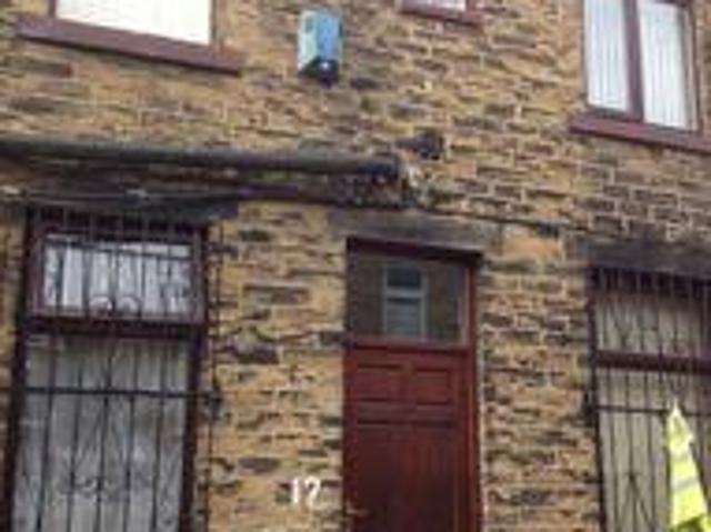 2 Bedrooms Terraced house for rent in St. Leonards Road, Bradford 8 BD8