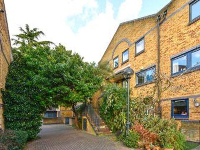 2 Bedrooms Terraced house for rent in Whiteadder Way, London E14