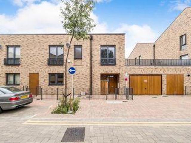 2 Bedrooms Terraced house for sale in Dagenham, Essex. RM10