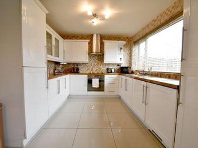 2 Bedrooms Terraced house for sale in Farndale Approach, Leeds LS14