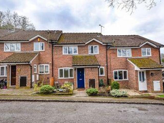2 Bedrooms Terraced house for sale in Shaftesbury Mount, Blackwater, Camberley GU17