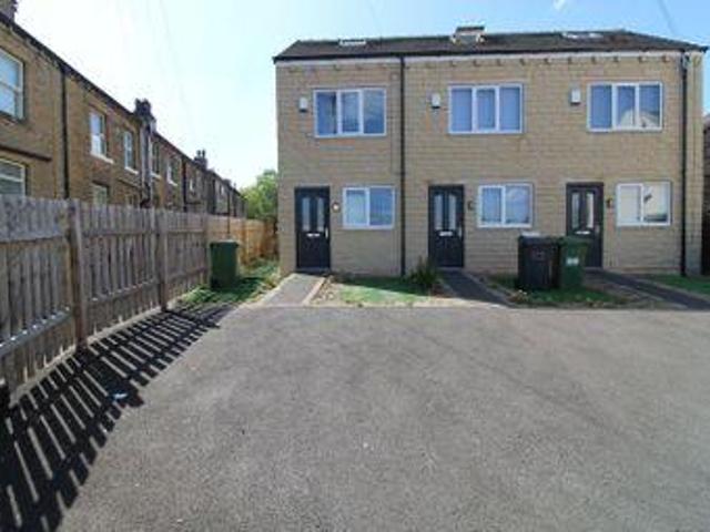 2 Bedrooms Town house for rent in Hill Top Road, Huddersfield HD1