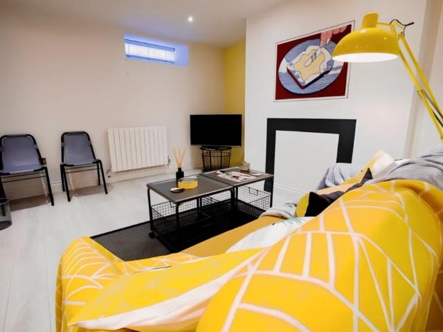 2 Beds 1.5 Bathroom