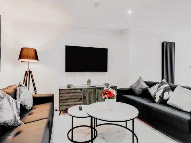 2 Beds 5 Baths