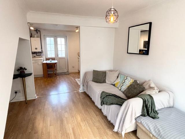 2 Beds Garden House with Parking & Pets friendly