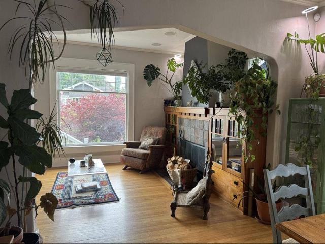 2 beds/private bath in shared house