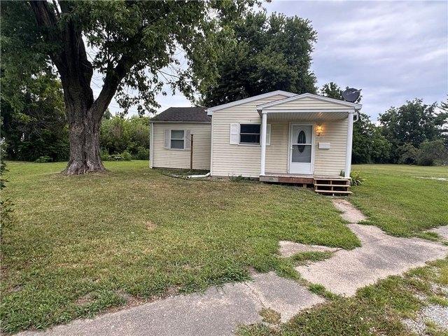 2 Beyers Ave, Pana, IL 62557