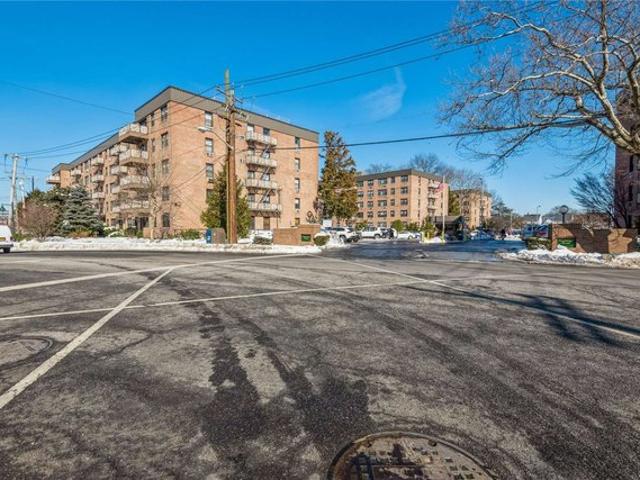 2 Birchwood Ct Apt 3D, Mineola, NY 11501
