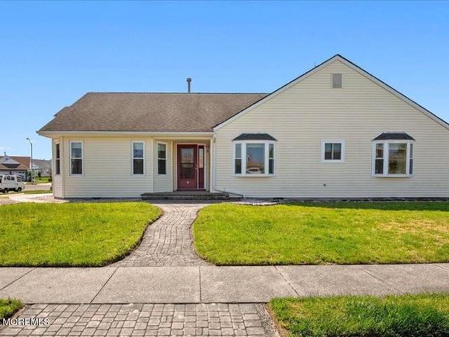 2 Blyth Ct, Toms River, NJ 08757