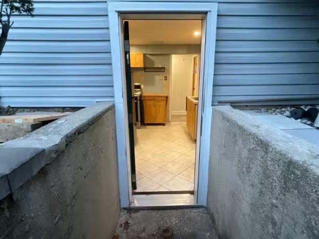 2 BR/1 bath close to shopping and ferries 1009 Merriam Rd