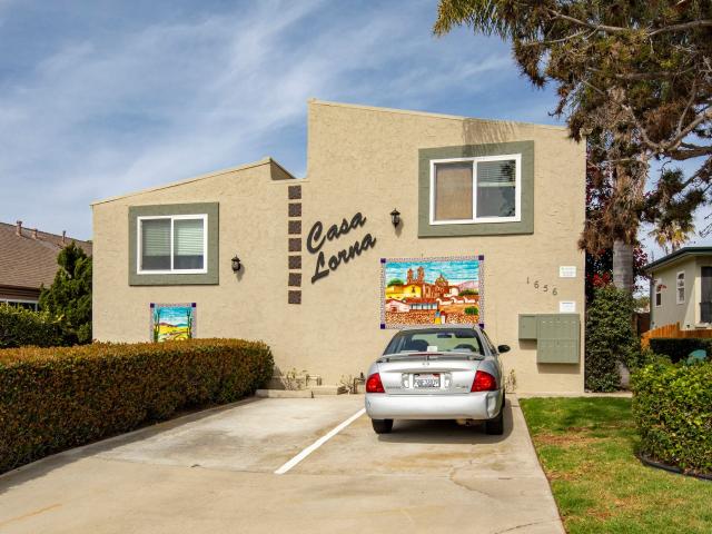 2 BR Townhouse in Pacific Beach with 2 Parking Spaces!