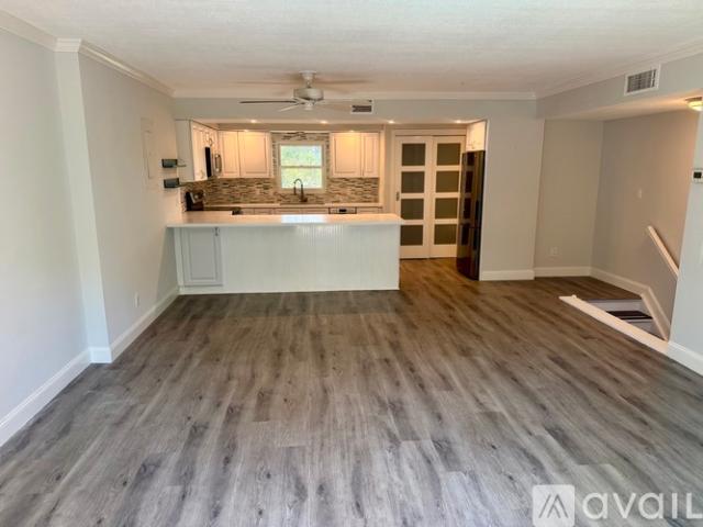 2 BR, 1.5 BA Apartment 105 4th Avenue Northeast, Unit 206, St. Petersburg, FL 33701