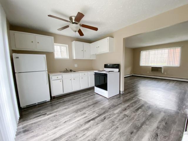 2 BR, 1.5 BA Apartment 1100 Oakwood Drive Unit B05, Elyria, OH 44035