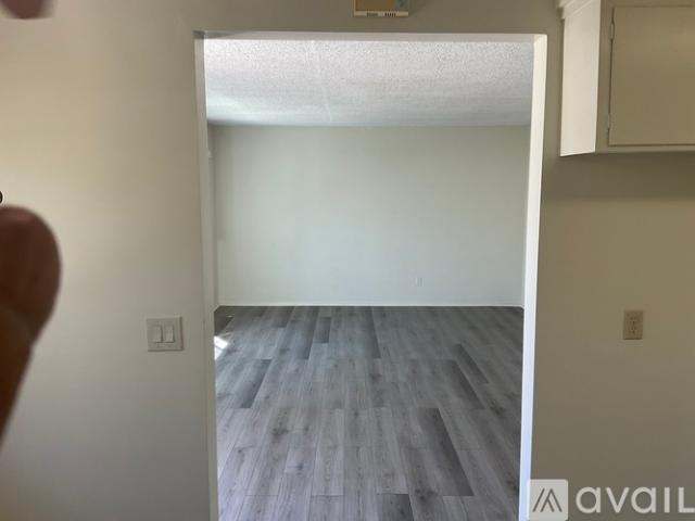2 BR, 1.5 BA Apartment 12520 Oxford Avenue, Unit B, Hawthorne, CA 90250