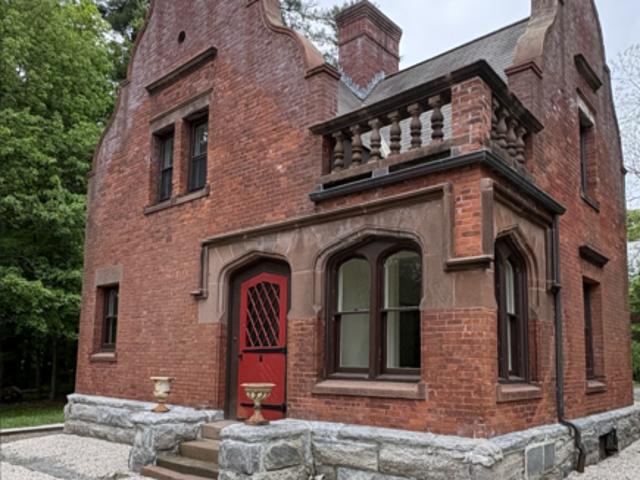 2 BR, 1.5 BA Apartment 138 Walker Street, Lenox, MA 01240