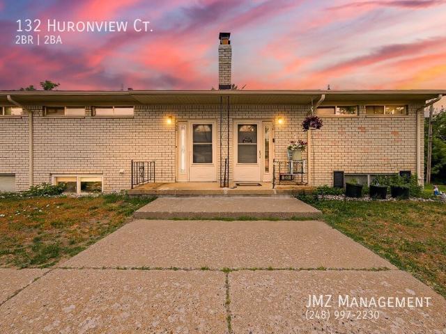 2 BR, 1.5 BA Apartment 132 Huronview Ct White Lake, MI 48386