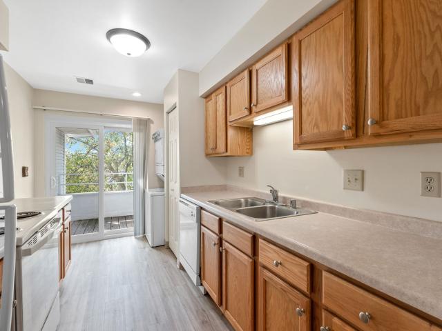 2 BR, 1.5 BA Apartment 14824 W Hidden Creek Court, New Berlin, WI 53151