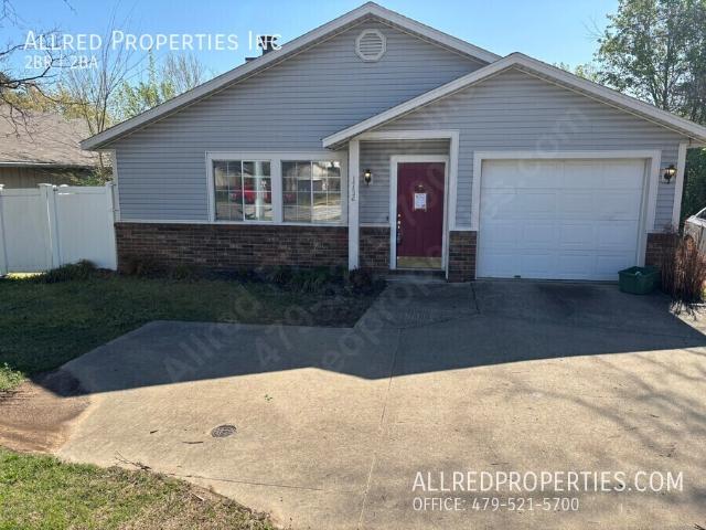 2 BR, 1.5 BA Apartment 1752 N. Garland Ave Fayetteville, AR 72703