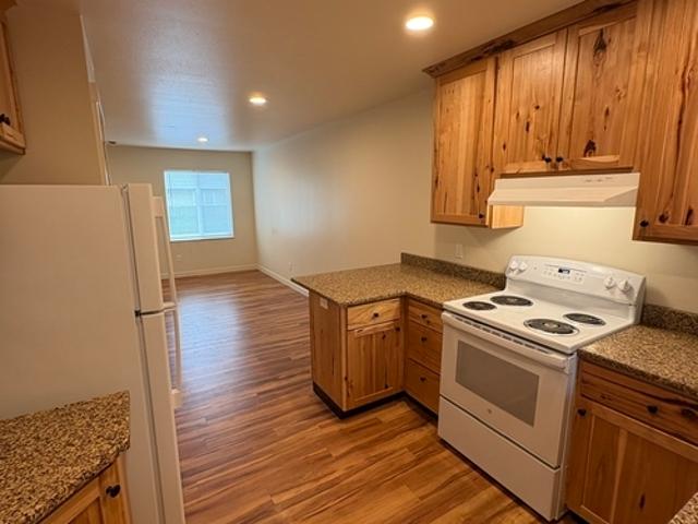 2 BR, 1.5 BA Apartment 1842 City View St, Unit Townhome, Eugene, OR 97405