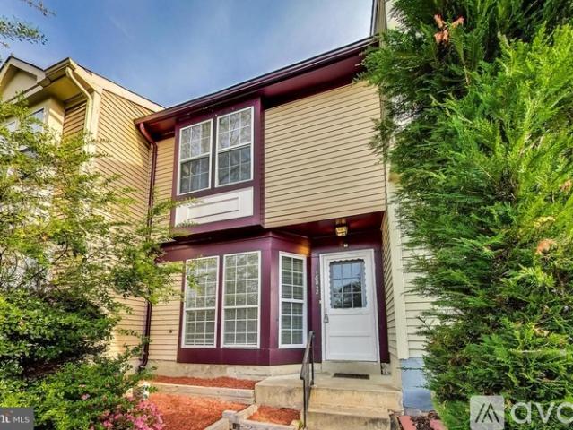 2 BR, 1.5 BA Apartment 18032 Olde Port Ln, Triangle, VA 22172
