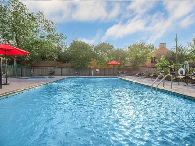 2 BR, 1.5 BA Apartment 1900 Carl Rd Unit 20 231, Irving, TX 75061