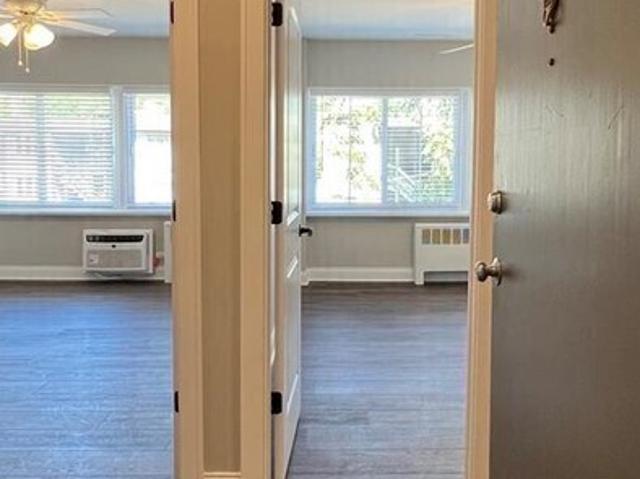 2 BR, 1.5 BA Apartment 2020 West Farwell Apt Chicago, IL 60645