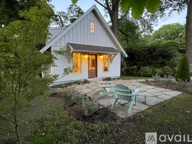 2 BR, 1.5 BA Apartment 202 Pearsall Place, Bridgeport, CT 06605