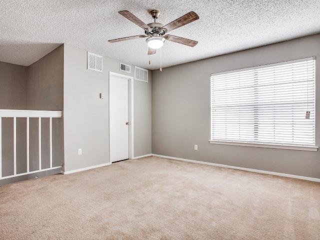 2 BR, 1.5 BA Apartment 2109 Remington St Unit 24C, Fort Worth, TX 76116