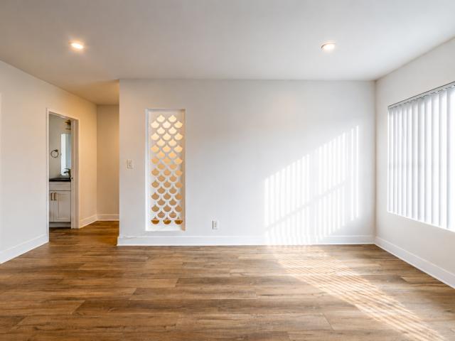 2 BR, 1.5 BA Apartment 2233 S Ridgeley Dr, Los Angeles, CA 90016