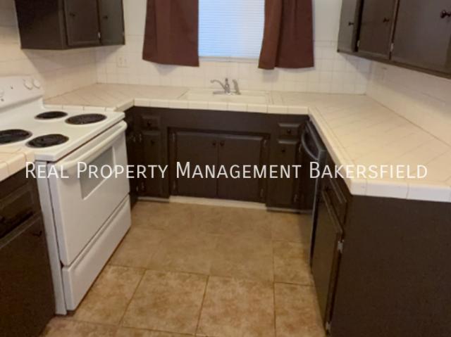 2 BR, 1.5 BA Apartment 2403 Olive St. 2403, Bakersfield, CA 93301