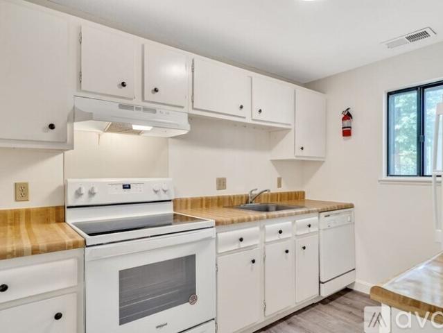 2 BR, 1.5 BA Apartment 28 Village Hill Lane, Unit 28VHL, Natick, MA 01760