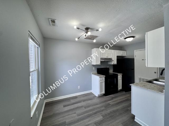 2 BR, 1.5 BA Apartment 3287 E Mound Street, Columbus, OH 43227