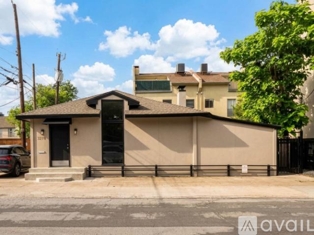 2 BR, 1.5 BA Apartment 3219 Lee St, Dallas, TX 75205