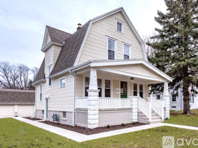2 BR, 1.5 BA Apartment 3756 S Whitnall Ave, Unit Lower Duplex, Milwaukee, WI 53207