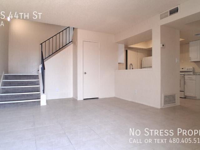 2 BR, 1.5 BA Apartment 4004 S 44th St, Phoenix, AZ 85040